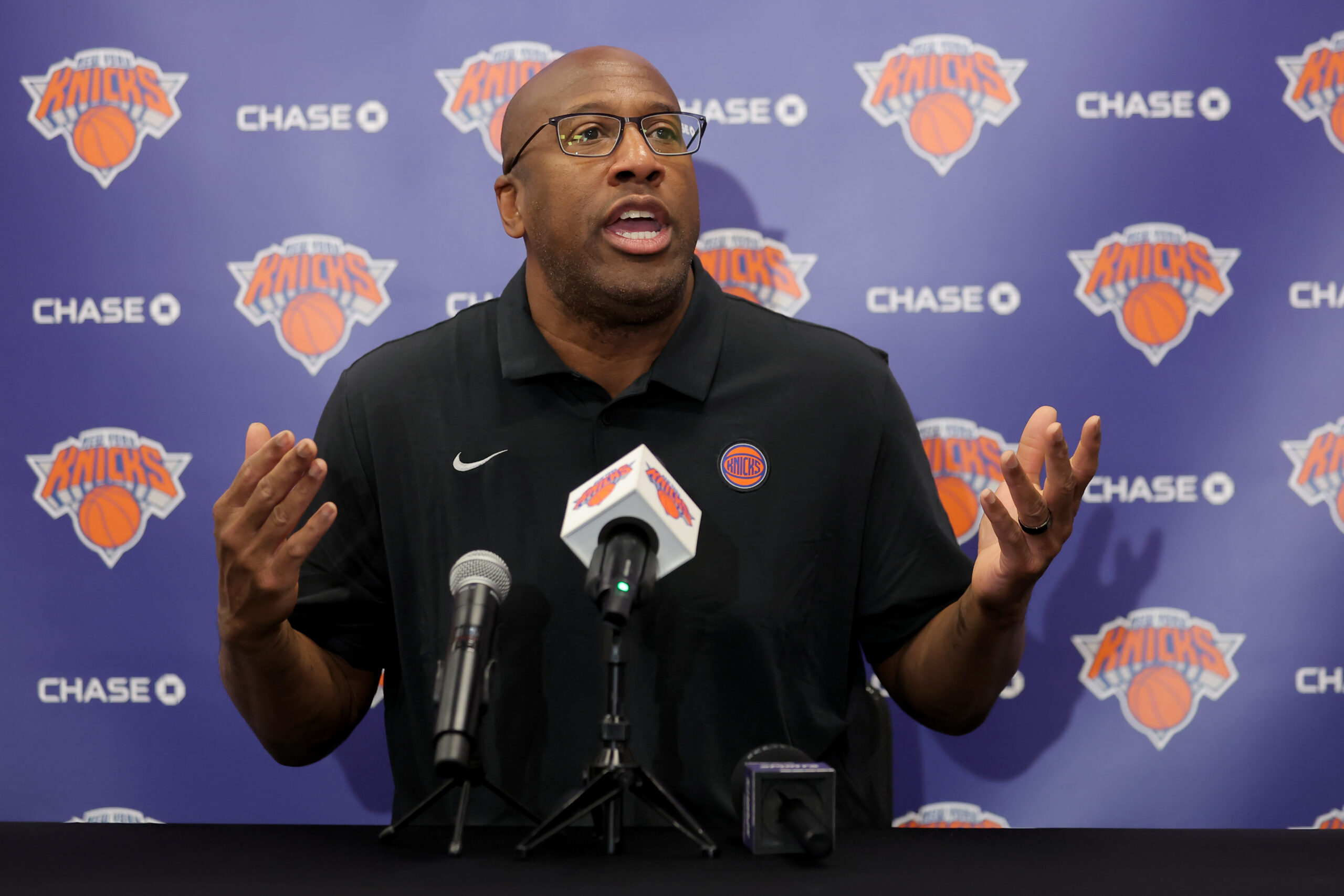 Mike Brown rips Knicks’ offense: “Watch one guy dribble a ton”