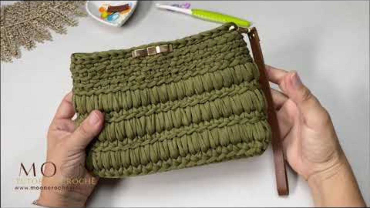 Clutch em crochê feita com apenas um rolo de fio de malha