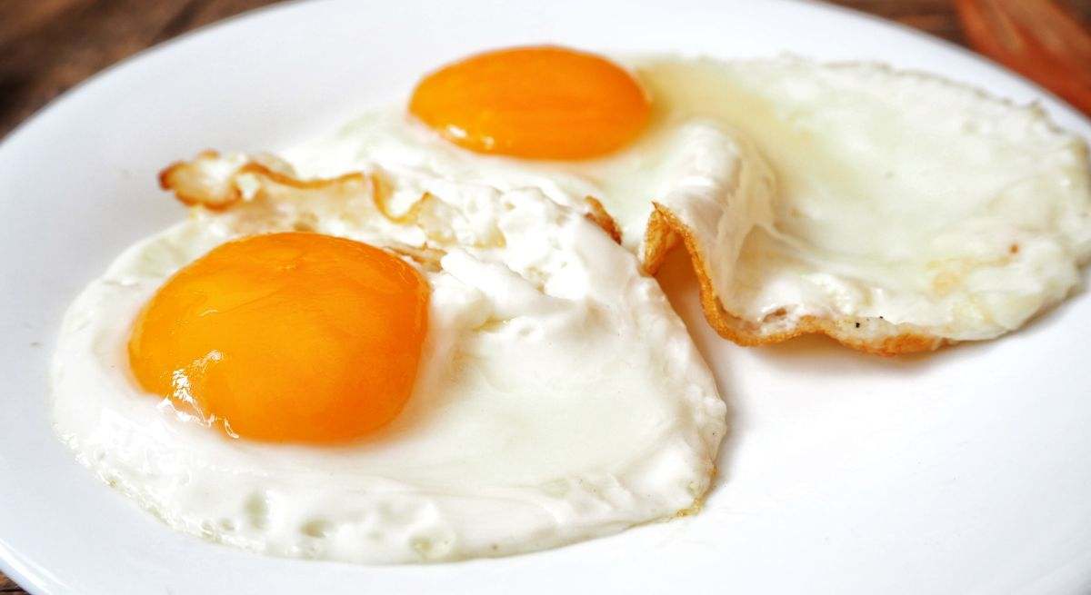 Para conseguir los huevos fritos más sabrosos, añade solo una cucharada ...