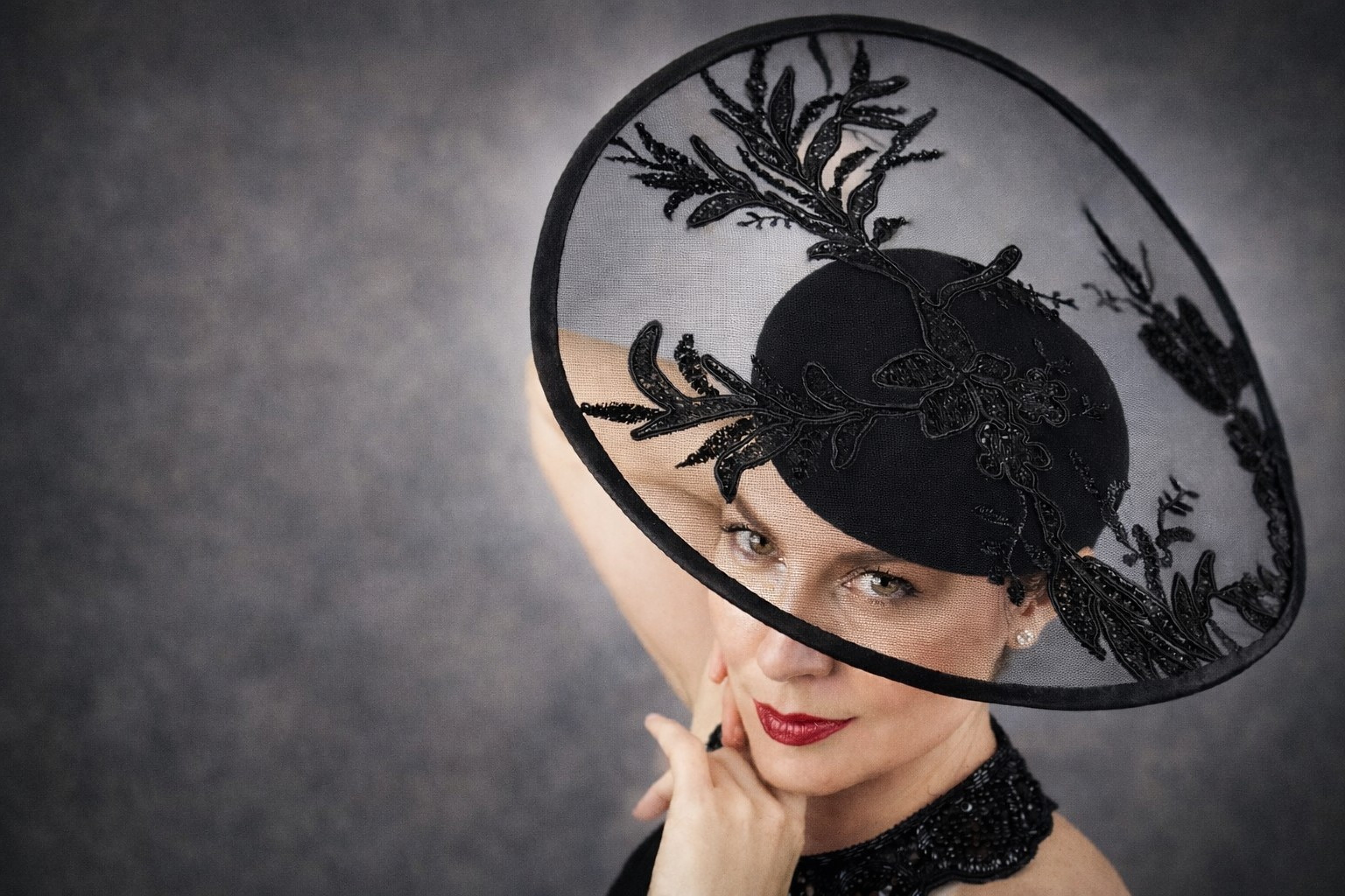 Arte del cappello, l'eleganza di 'The Queen's Hat' torna a Milano