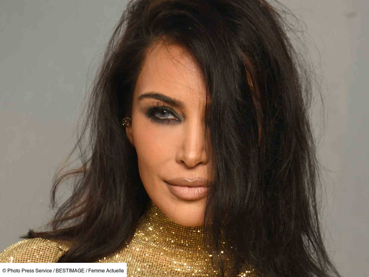 Robe moulante dorée et yeux bleus : Kim Kardashian hypnotise le tapis ...