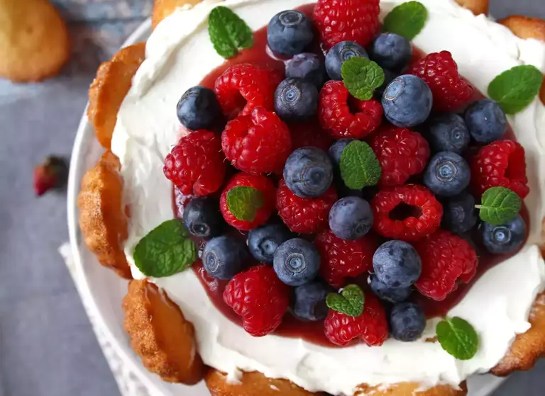 Charlotte aux fruits rouges avec des madeleines