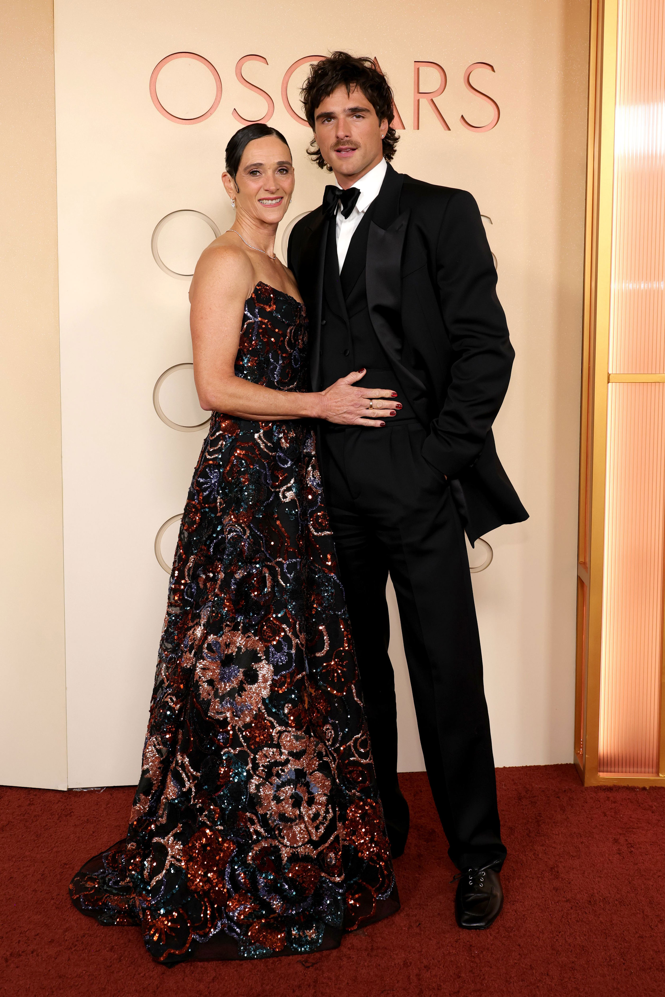 Aux Oscars 2026, Jacob Elordi pose avec sa mère dans un smoking Bottega ...