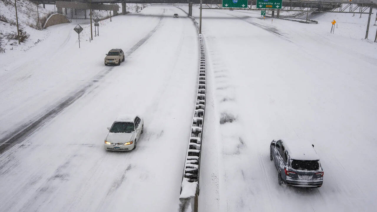 Severe winter storms hit eastern US., raising tornado risks