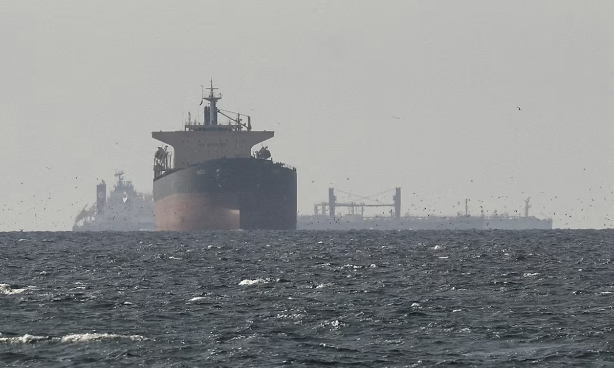 Ba tàu dầu Pakistan băng qua eo biển Hormuz an toàn