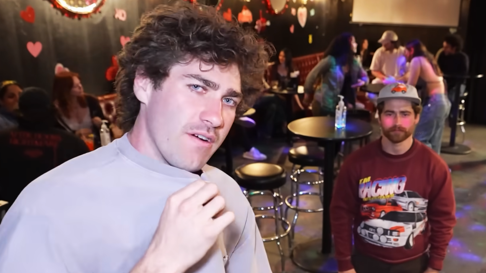 Watch what happens when 30 people pretend a man is invisible - “Why can ...