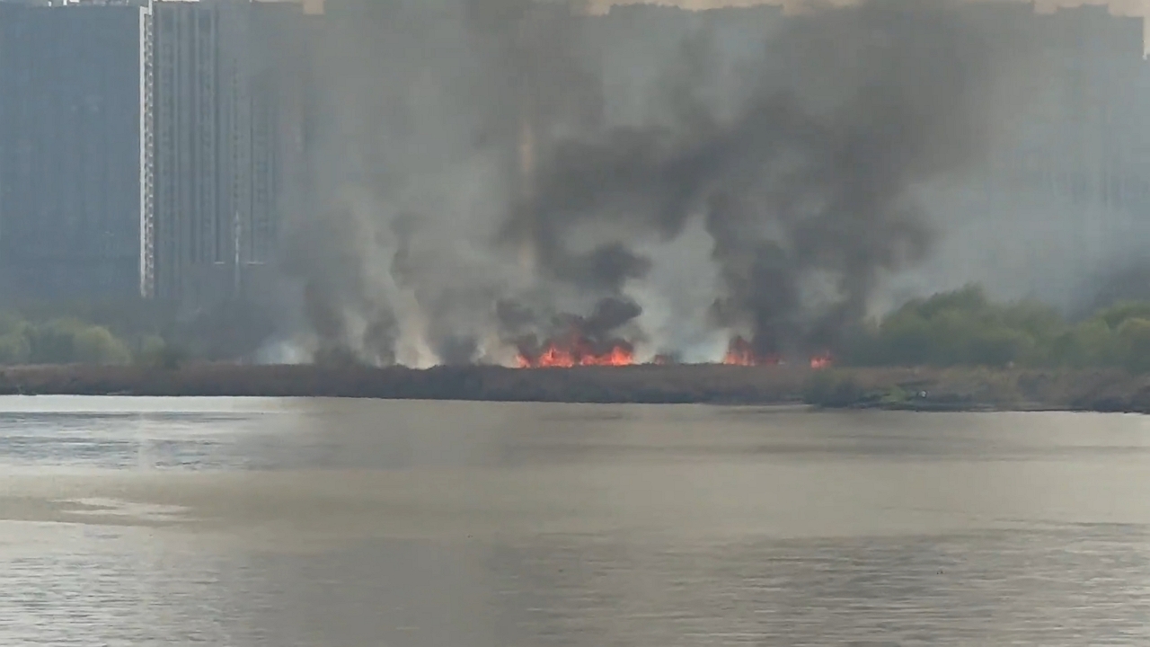 Large fire sends massive smoke plume over downtown Changsha in Changsha ...