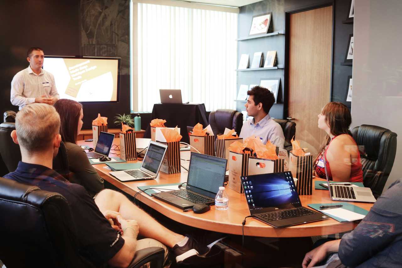 Employees laugh less when around their bosses, study finds