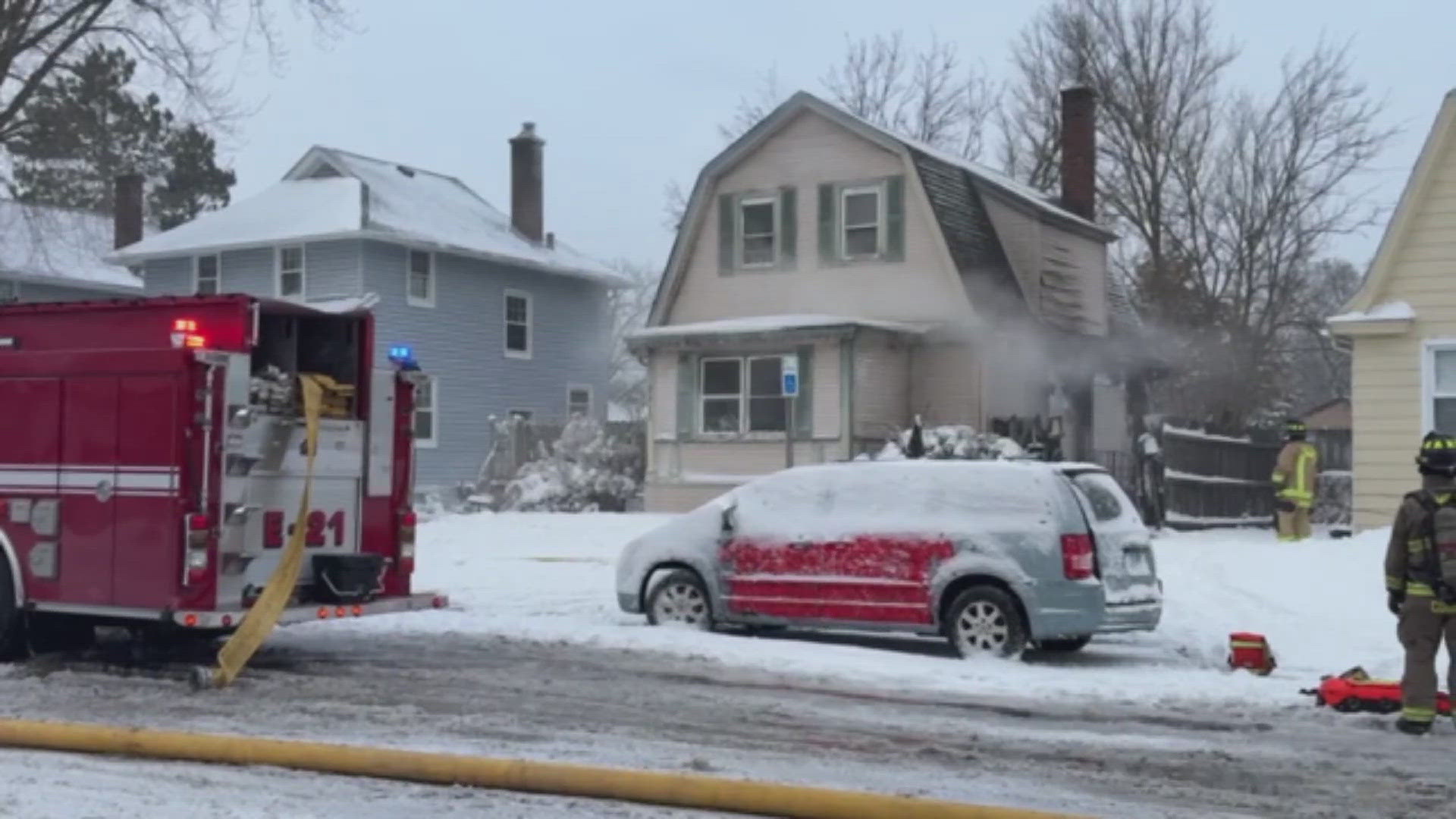 Crews respond to possible East Moline house fire