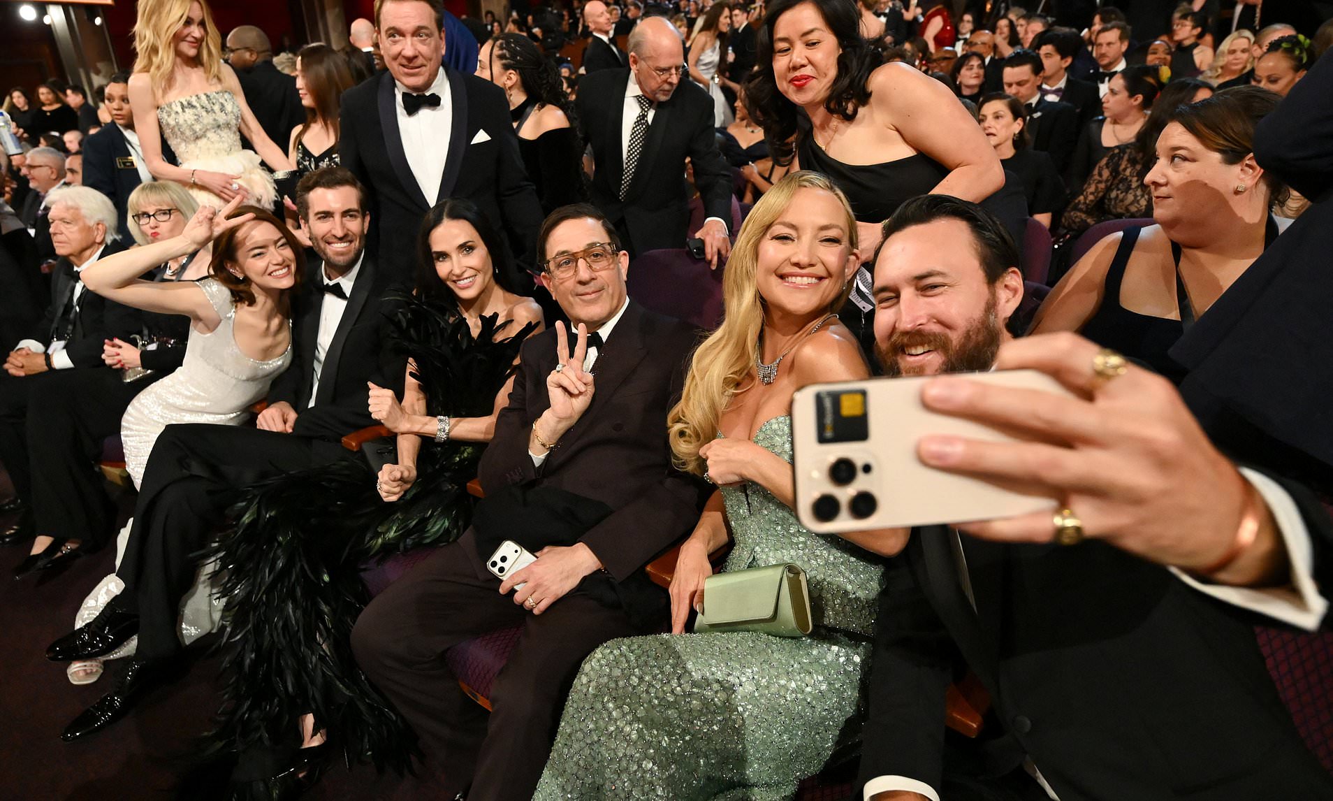 Kate Hudson, Demi Moore and Emma Stone pose for a mid-Oscars selfie ...