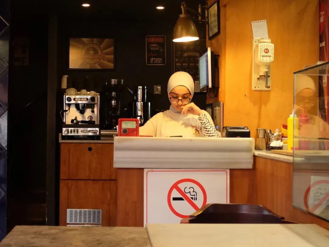 A former waiter shares 6 signs your server already fears you're a bad ...
