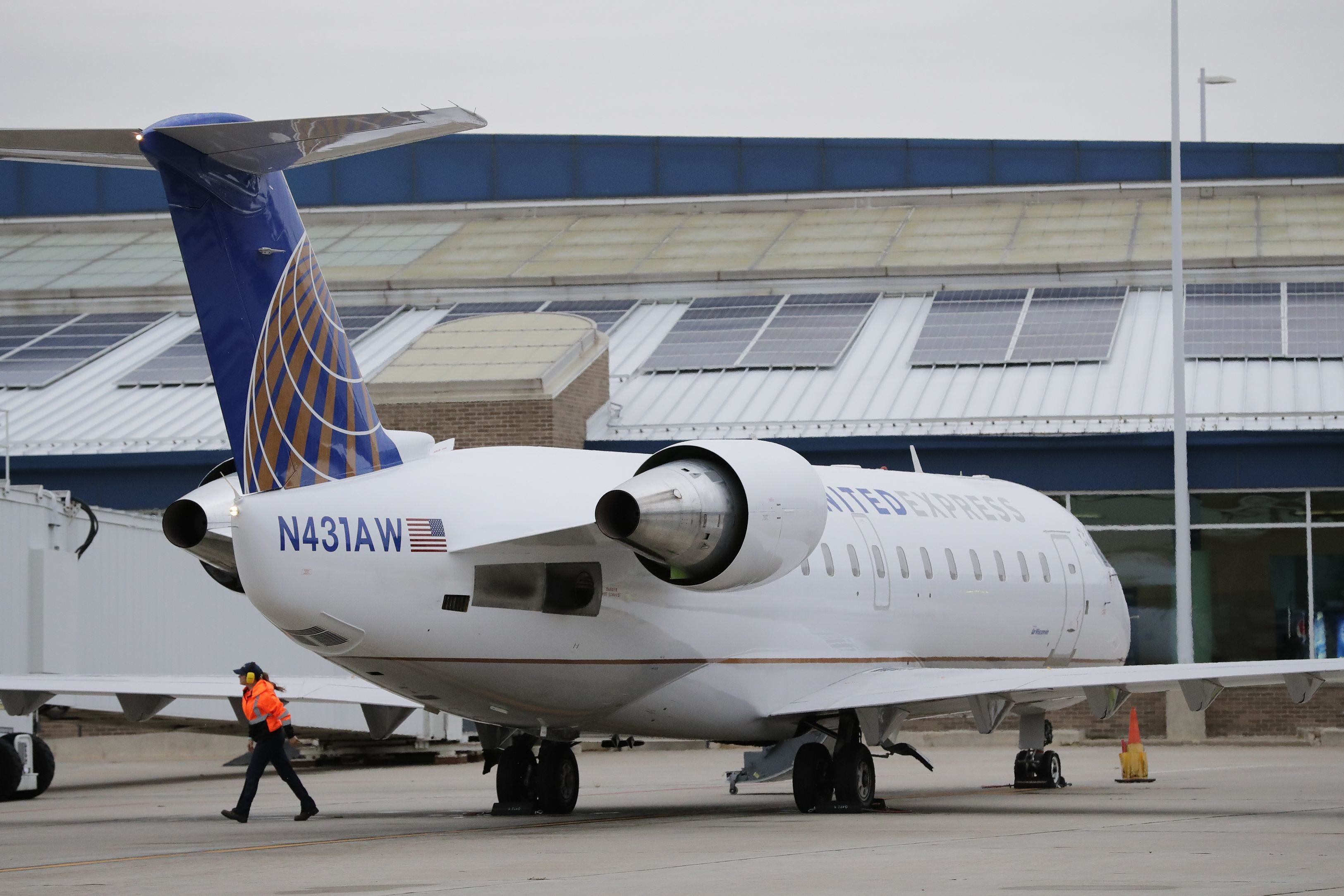 Jet makes emergency landing in Appleton after windshield cracks