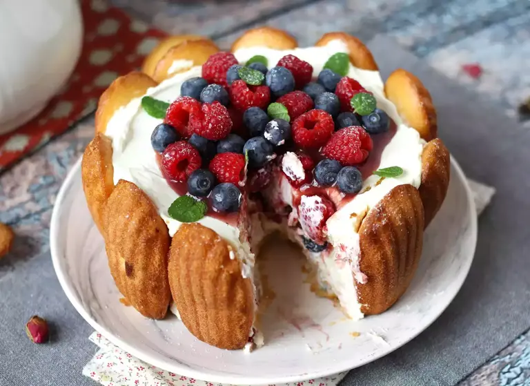 Charlota de frutos rojos con crema de vainilla y madeleines