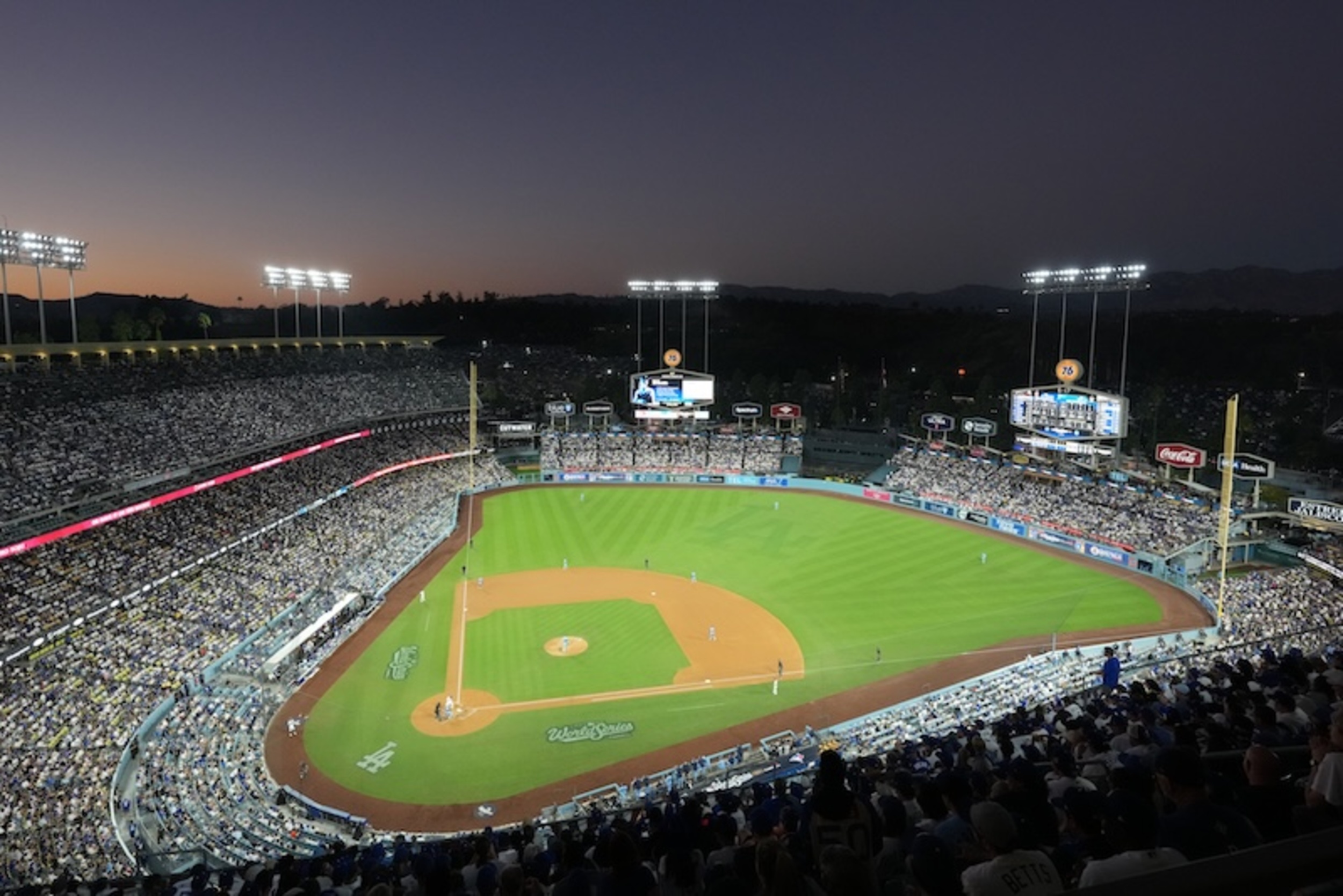 Dodgers agree to deal with Uniqlo for Dodger Stadium field naming rights