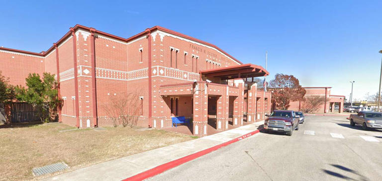 San Antonio school children huddled in gym, cafeteria amid power outage