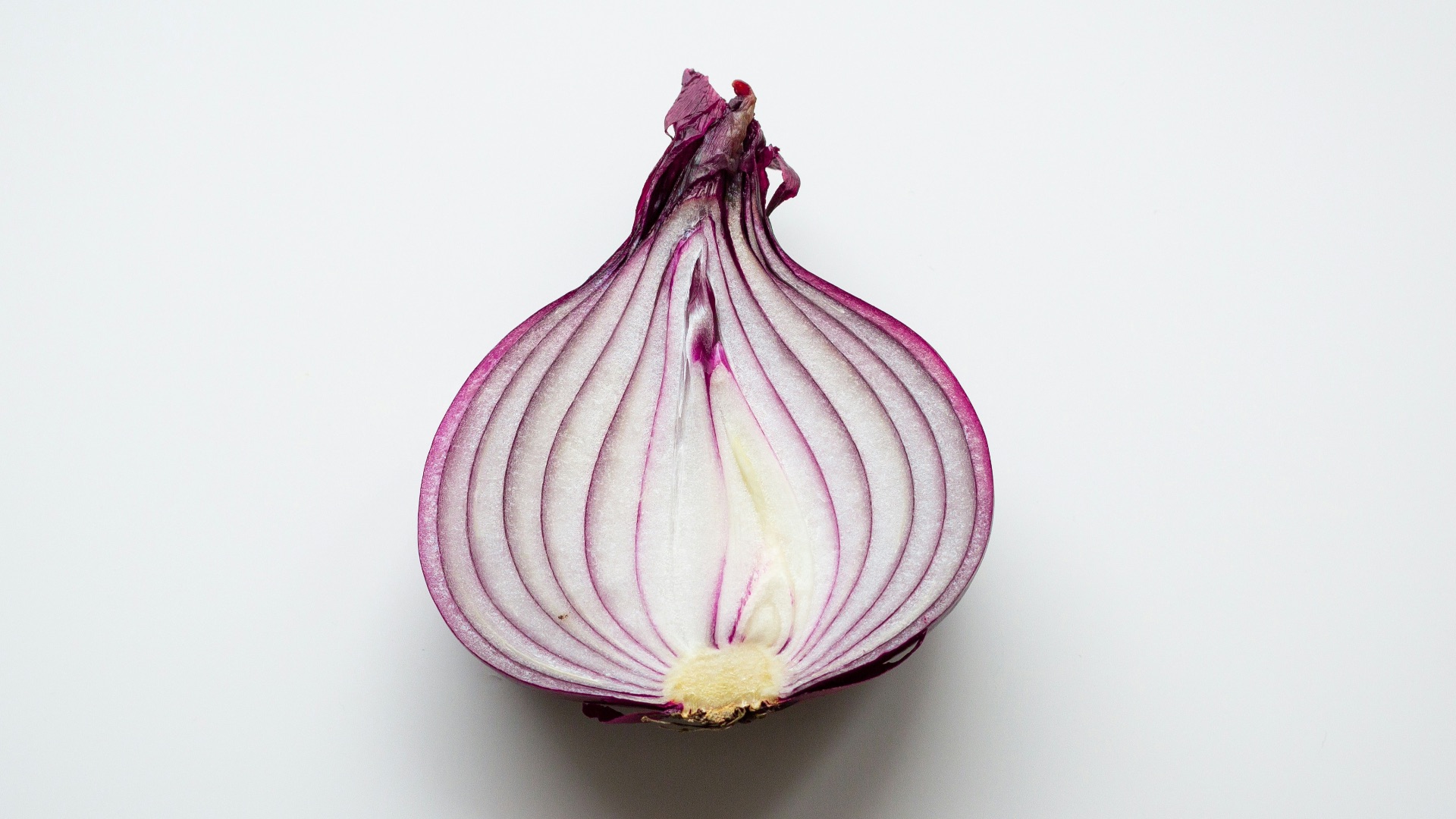 10 foods that make your mouth stink & 10 that naturally freshen your breath