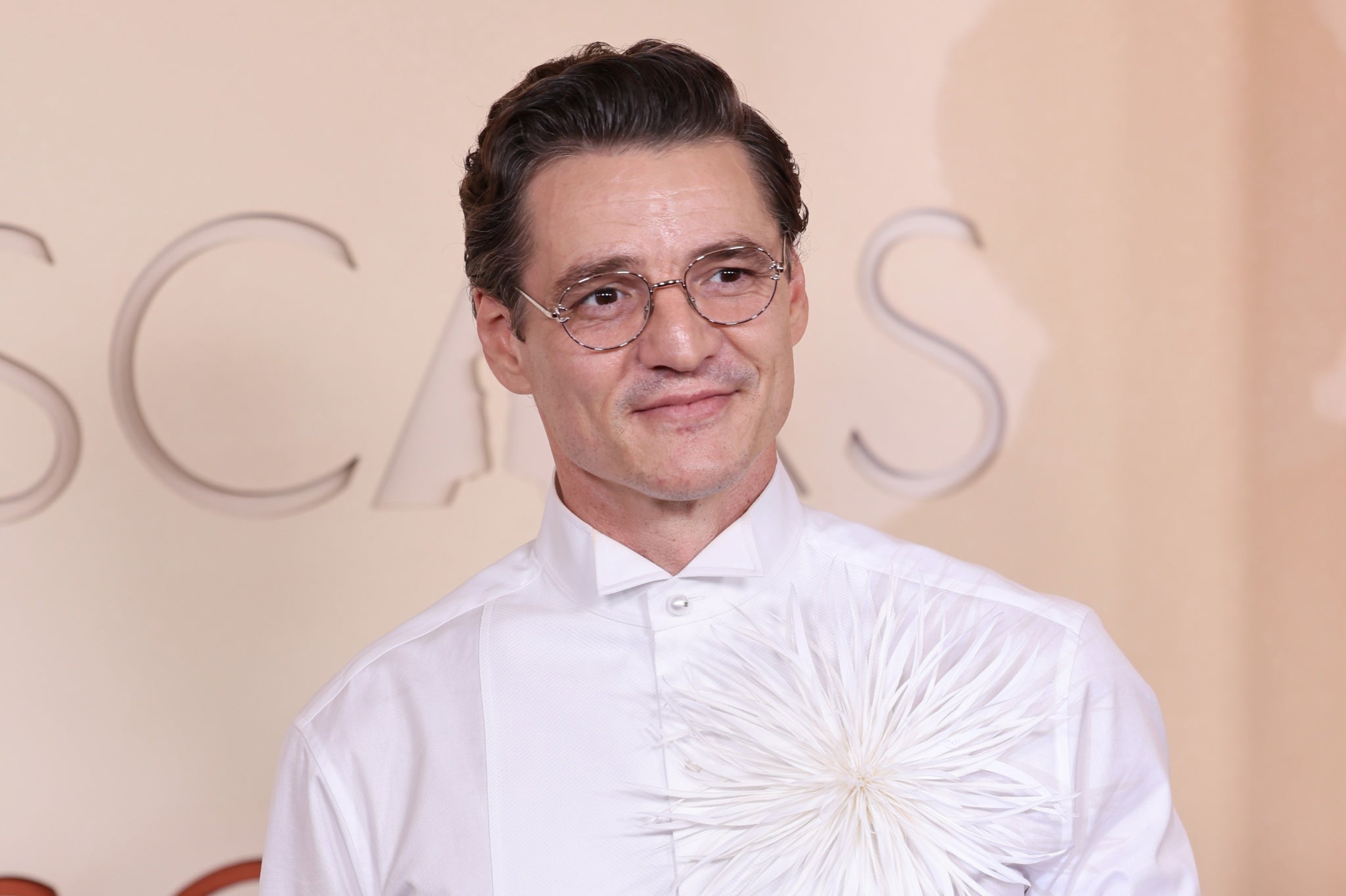 Pedro Pascal stuns with unrecognizable new look at the Oscars