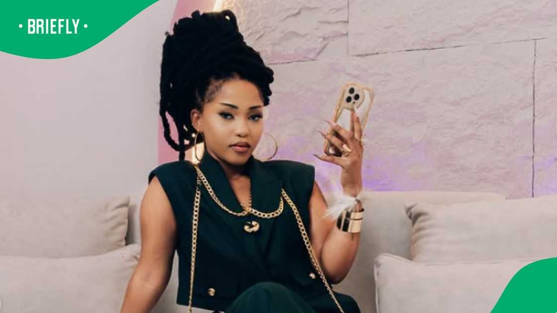 Watch as Zee Nxumalo experiences a wardrobe malfunction during performance
