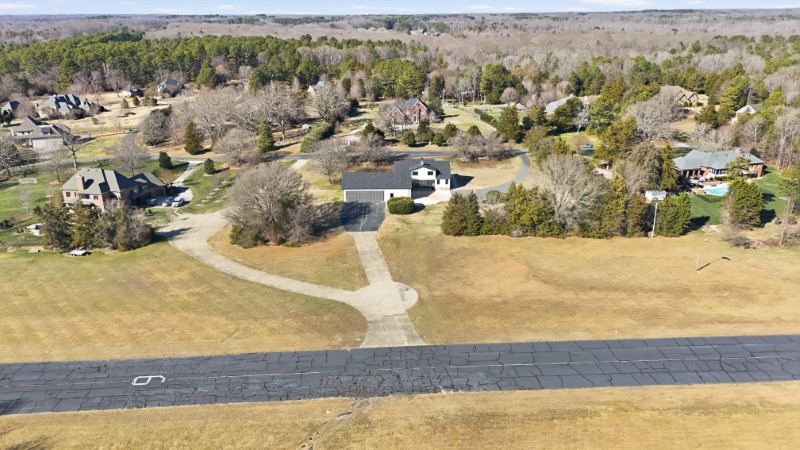 Home in 475-acre, fly-in community near Charlotte, NC has its own plane ...