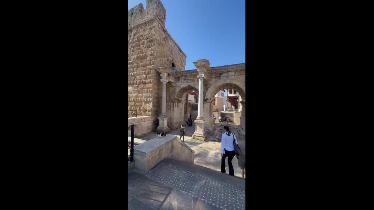 Tourist accidentally films boyfriend's embarrassing fall as he slips ...