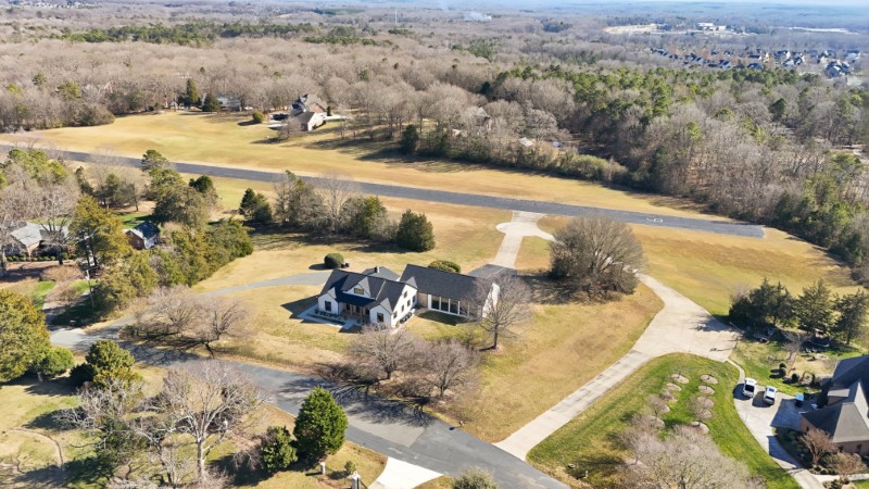 Home in fly-in community near Charlotte, NC has its own plane hangar ...