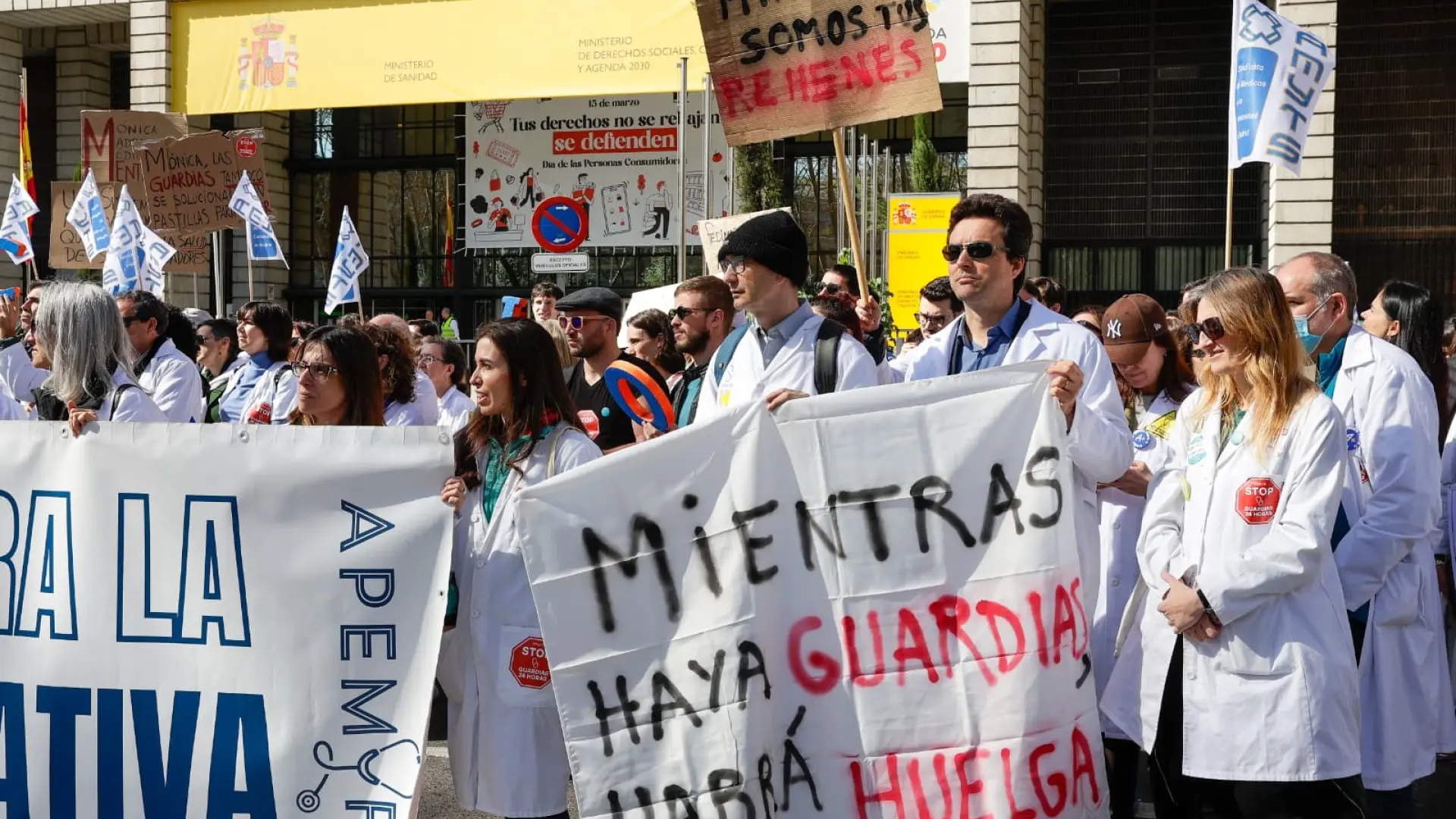 Los sindicatos médicos denuncian la "nula" capacidad de Sanidad para ...