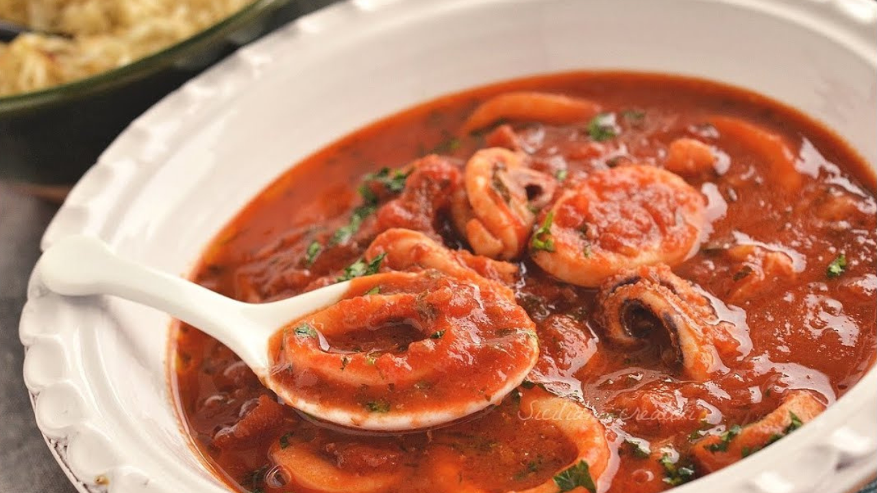 Zuppa piccante di calamari: ricetta di mare italiana dal sapore intenso ...