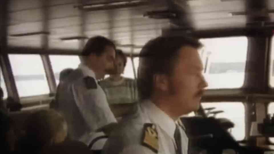 Passengers hear a metal crash… minutes later the ship starts sinking