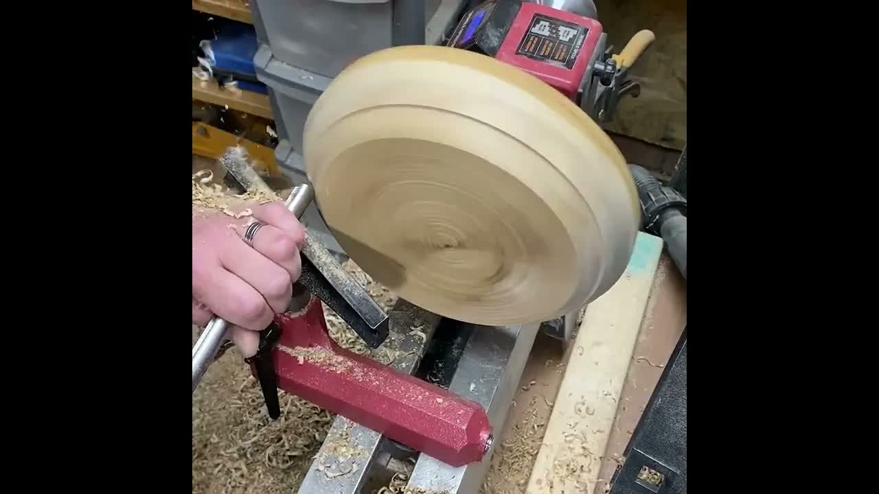 Shaping the outside of a bowl on the lathe