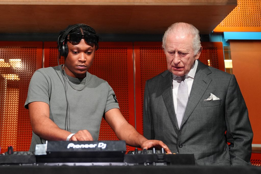Carlos III, DJ por un día: las imágenes que desvelan la nueva pasión ...