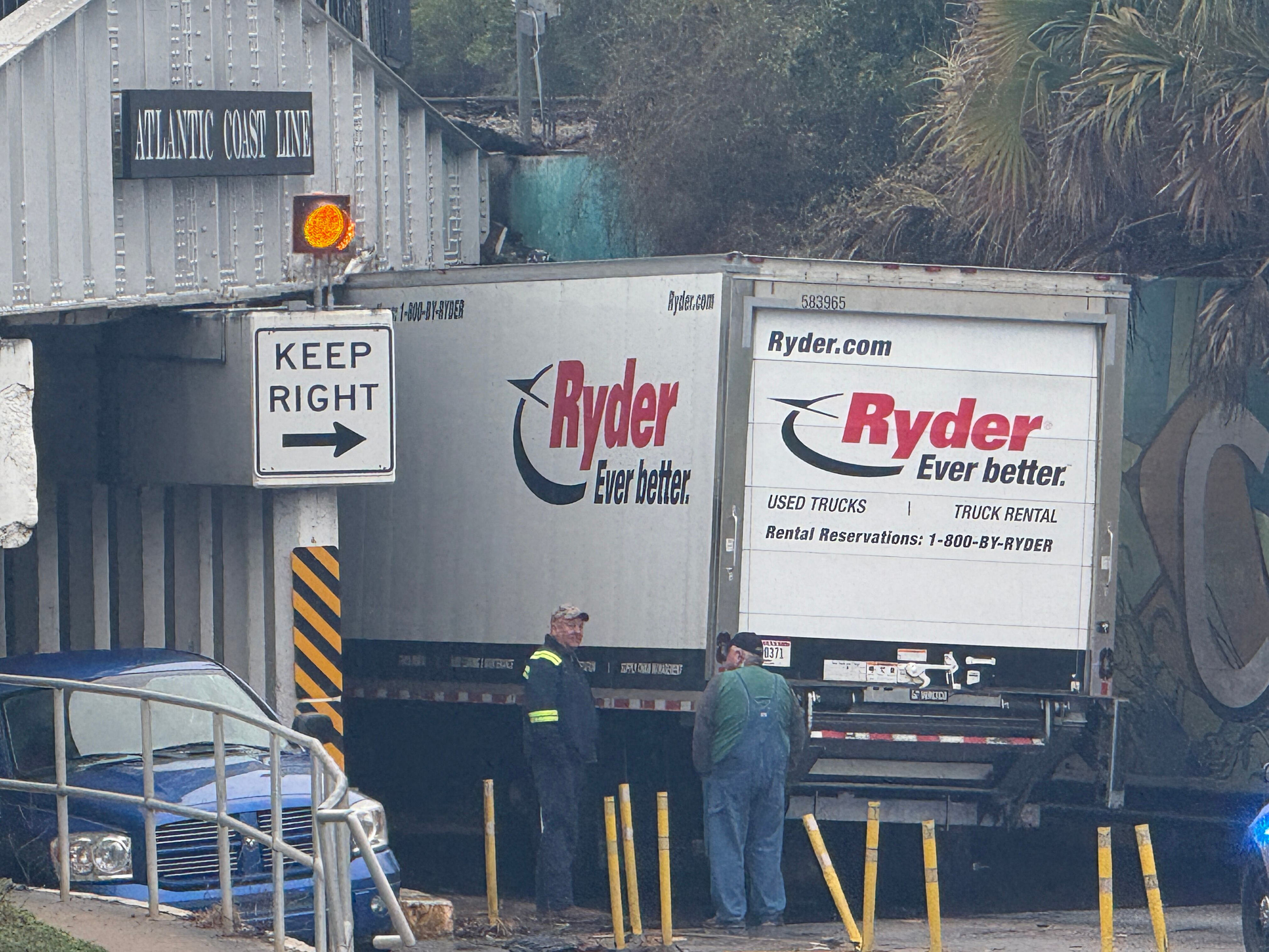 Ryder semi truck gets stuck under railroad overpass in Albany