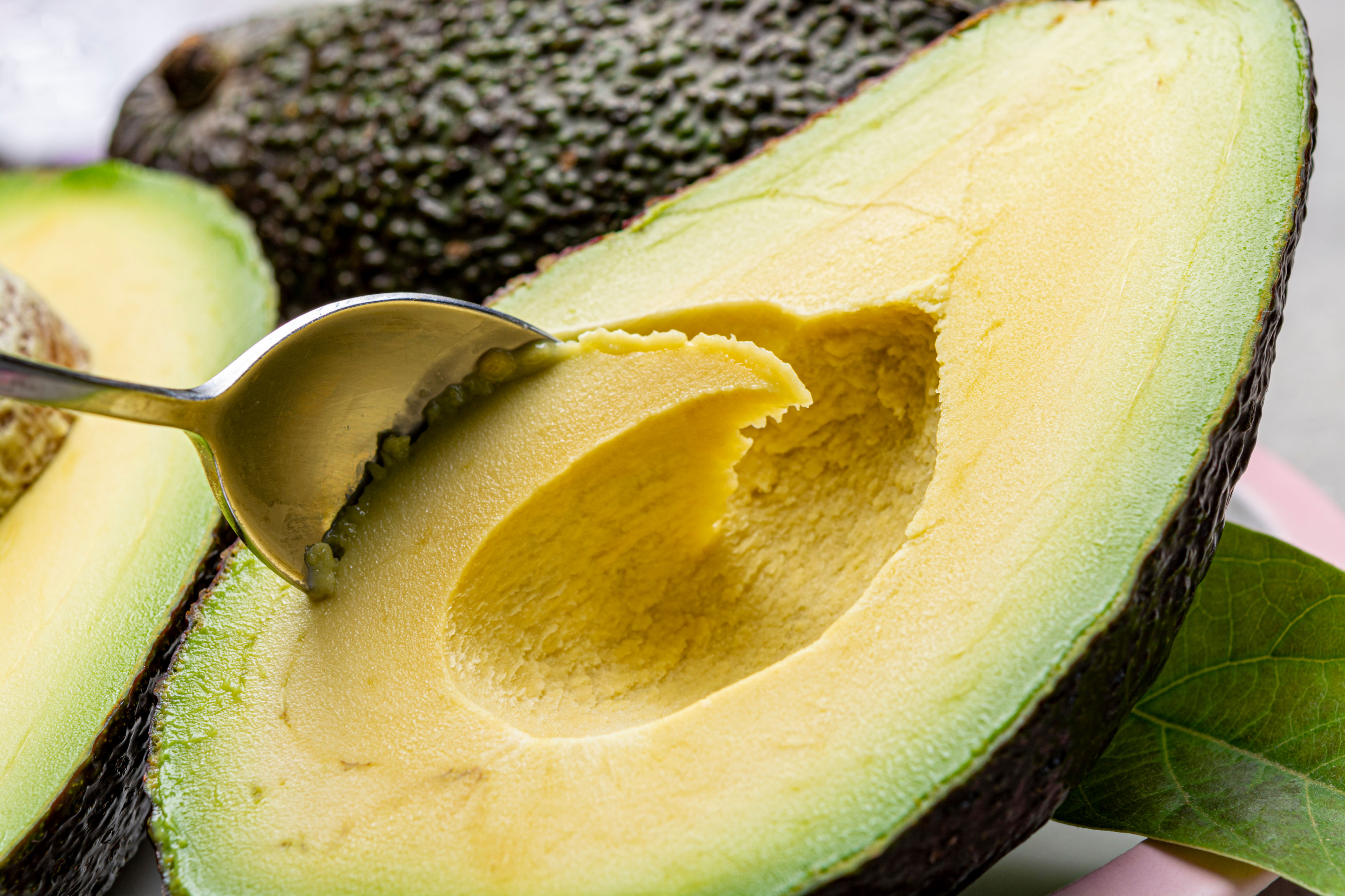 Waarom je een avocado voortaan moet pellen als een banaan (en niet ...