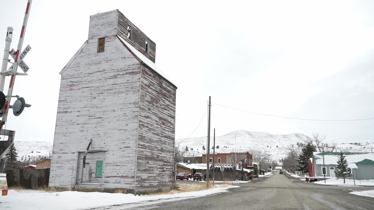 Reed Point grain elevator loses roof in windstorm, raising fears about ...