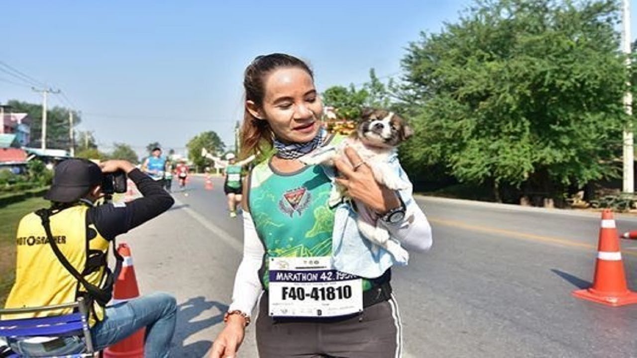 Woman in Thailand rescues puppy while running marathon