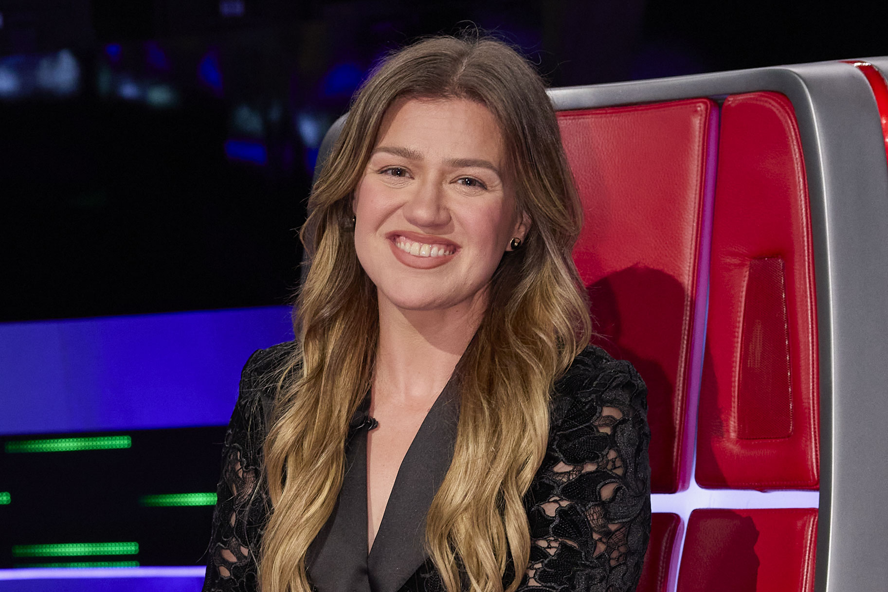 Kelly Clarkson quickly lengthened her hair on The Voice, thanks to this ...