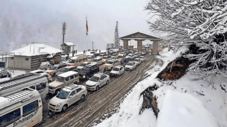 Thousands of tourists spend freezing night in Atal tunnel