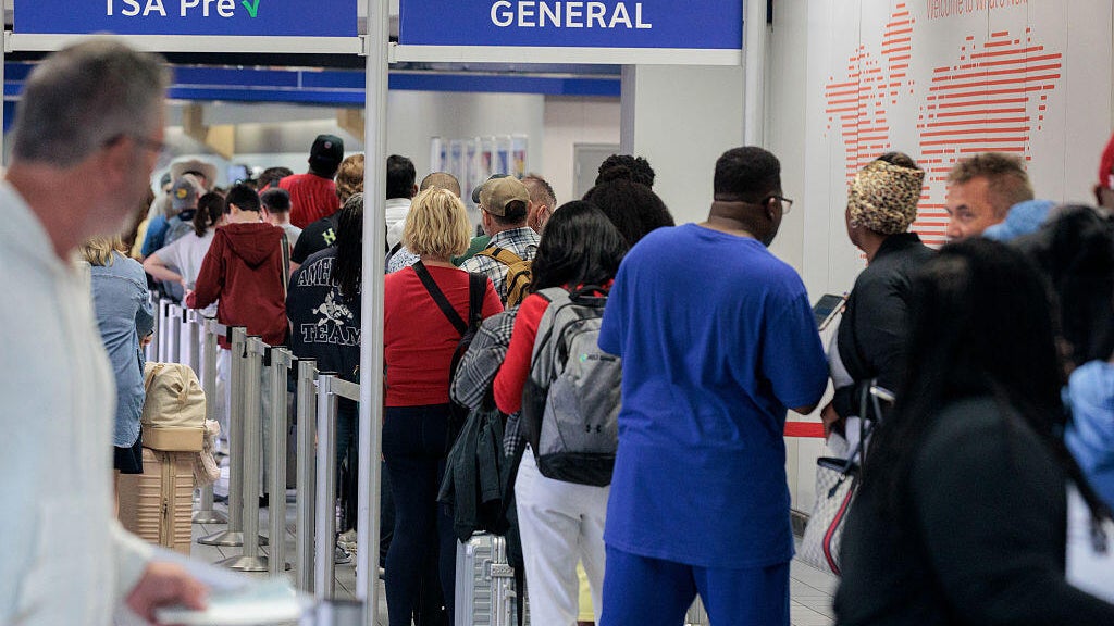 Dallas TSA officers struggle without pay as shutdown leads to ...