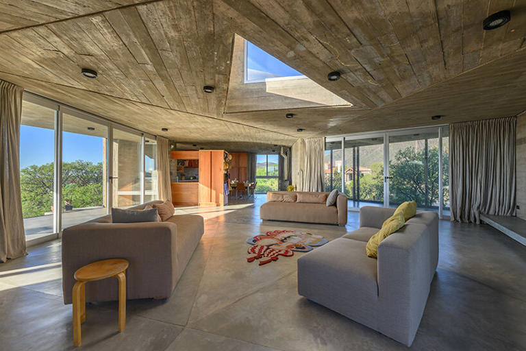 Unik, ada rumah beton dengan skylight segitiga di Argentina!