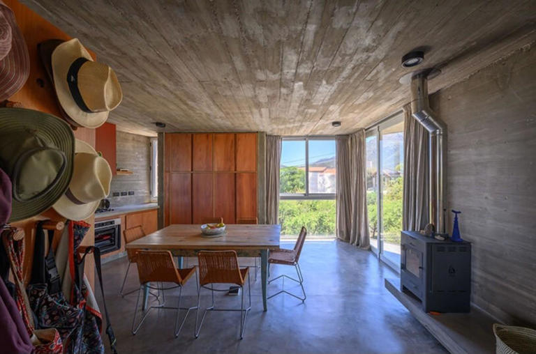 Unik, ada rumah beton dengan skylight segitiga di Argentina!