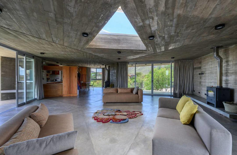 Unik, ada rumah beton dengan skylight segitiga di Argentina!