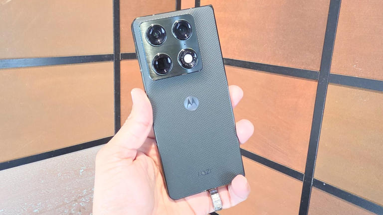 I took the Motorola Razr Fold for a spin. Now I'm rethinking the Galaxy ...