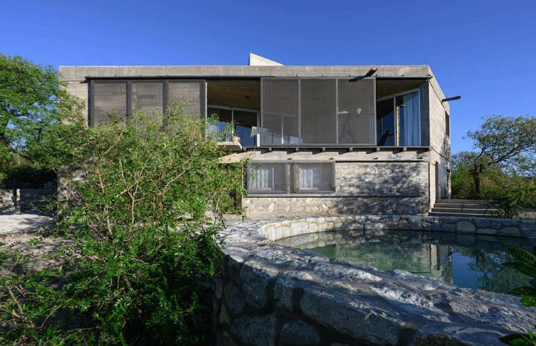 Unik, ada rumah beton dengan skylight segitiga di Argentina!