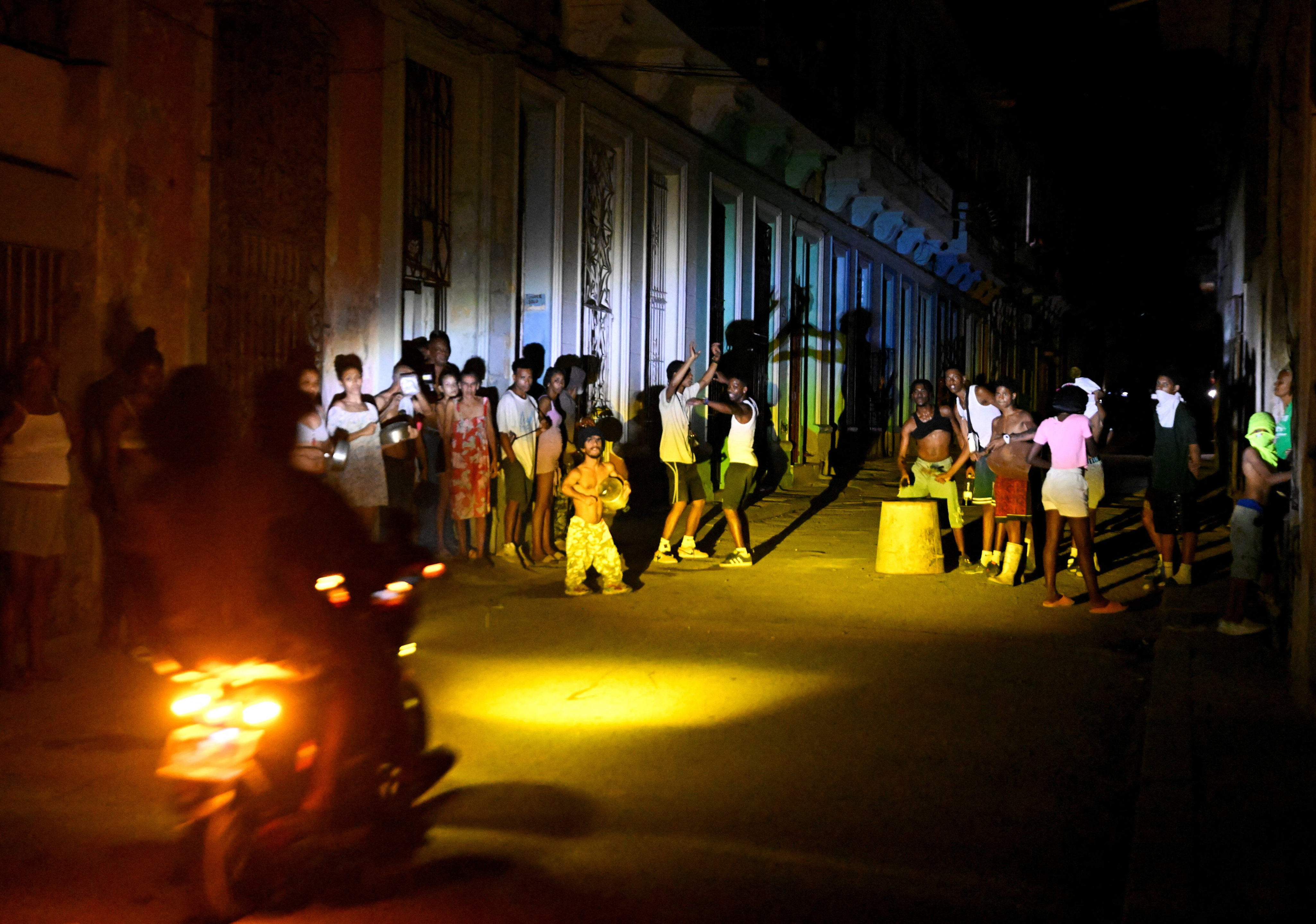Collapse of Cuba's national electricity grid leaves millions without power