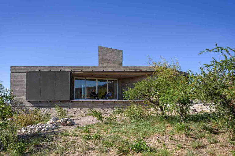 Unik, ada rumah beton dengan skylight segitiga di Argentina!