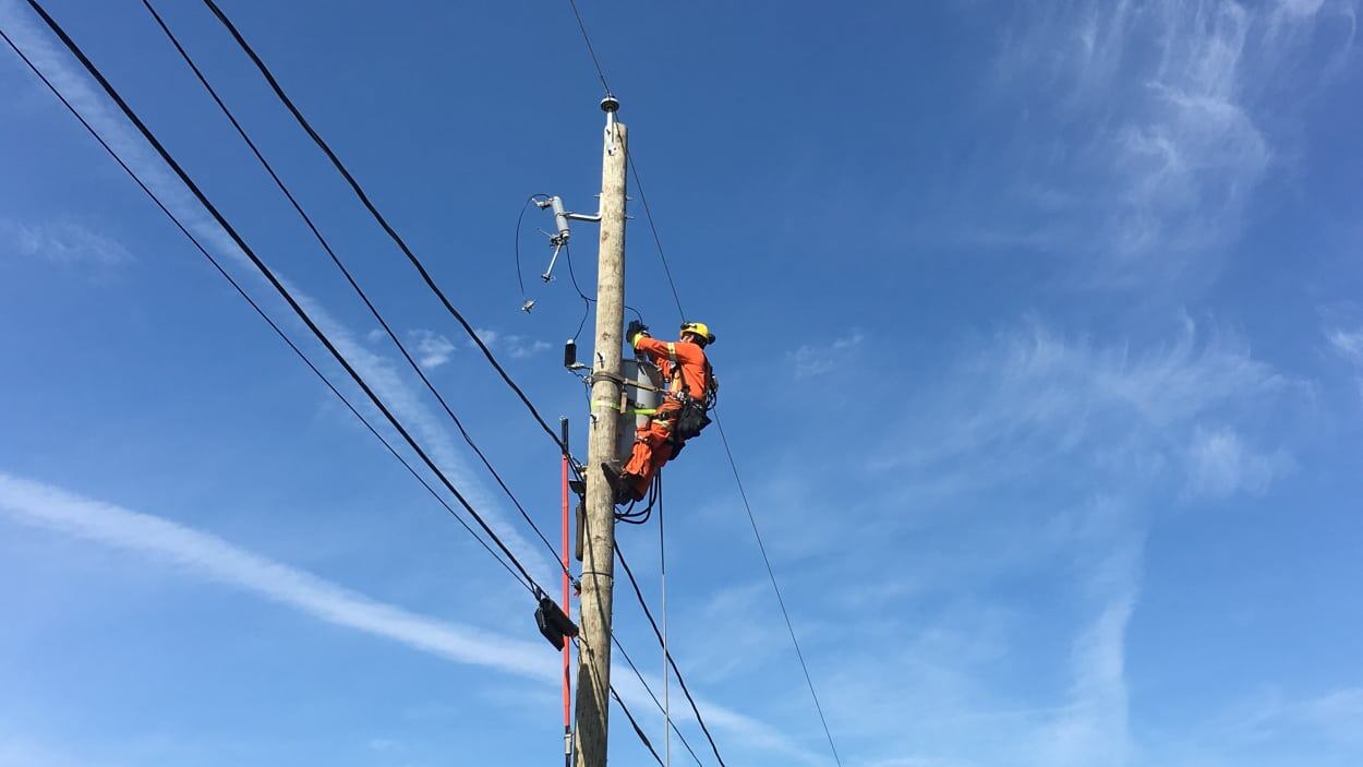 Windy, stormy weather knocks out power for hundreds of thousands in Quebec