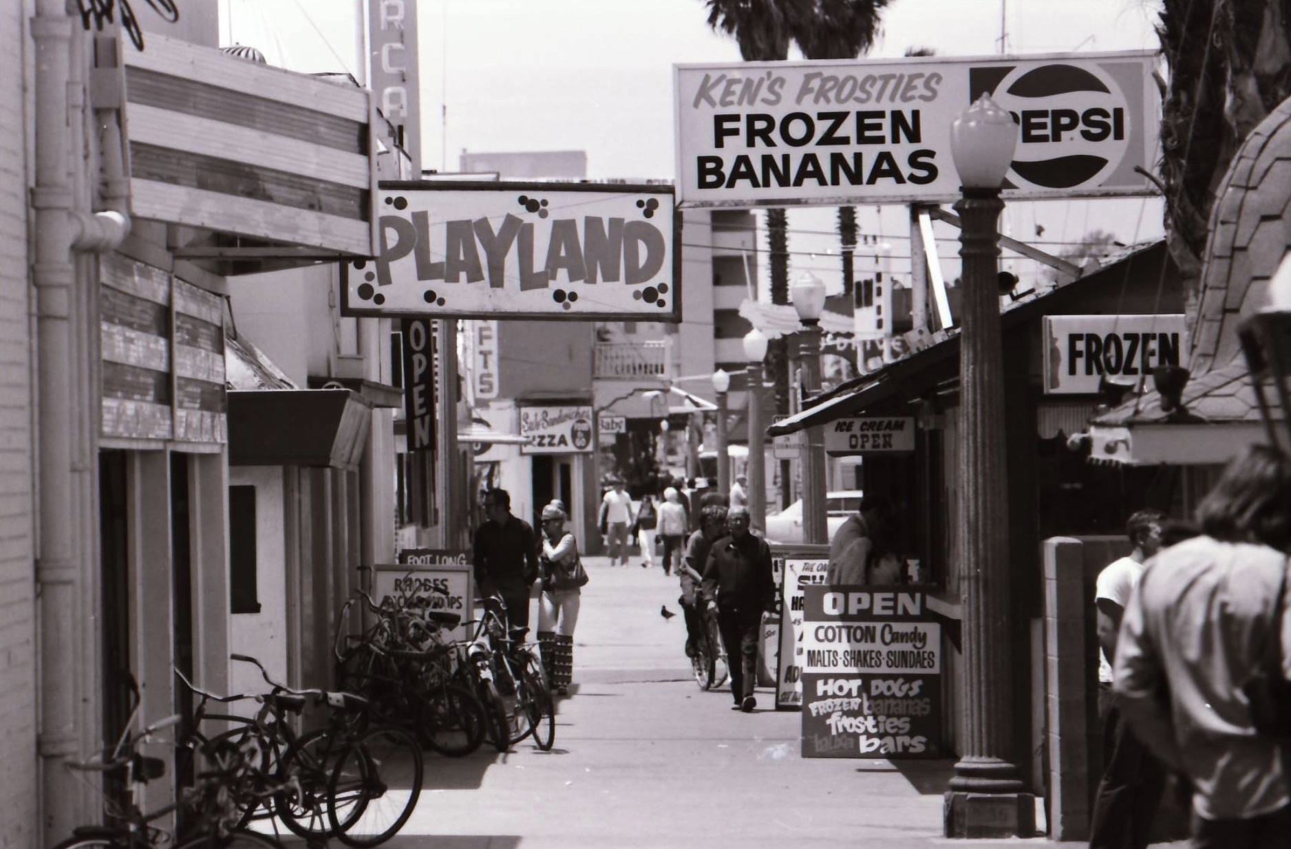 24 photos of life in 1974 that history class skipped