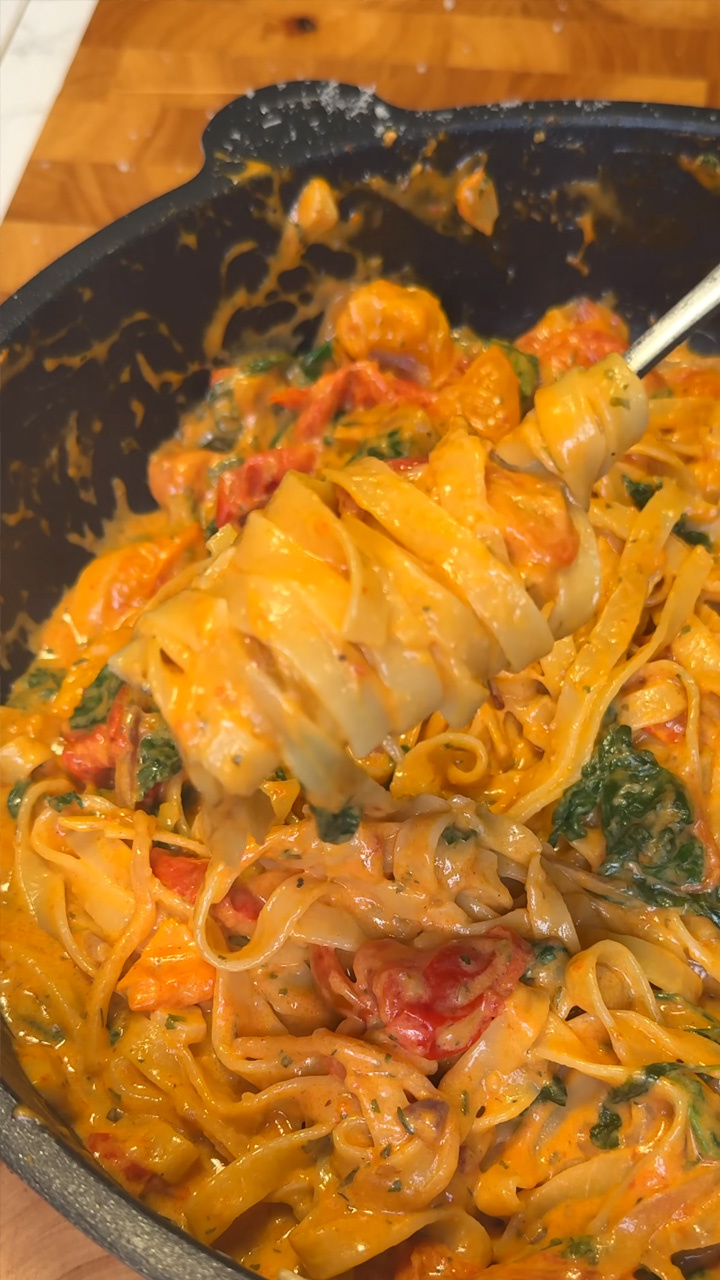 Schnelles Pasta-Upgrade mit Tomate und Spinat