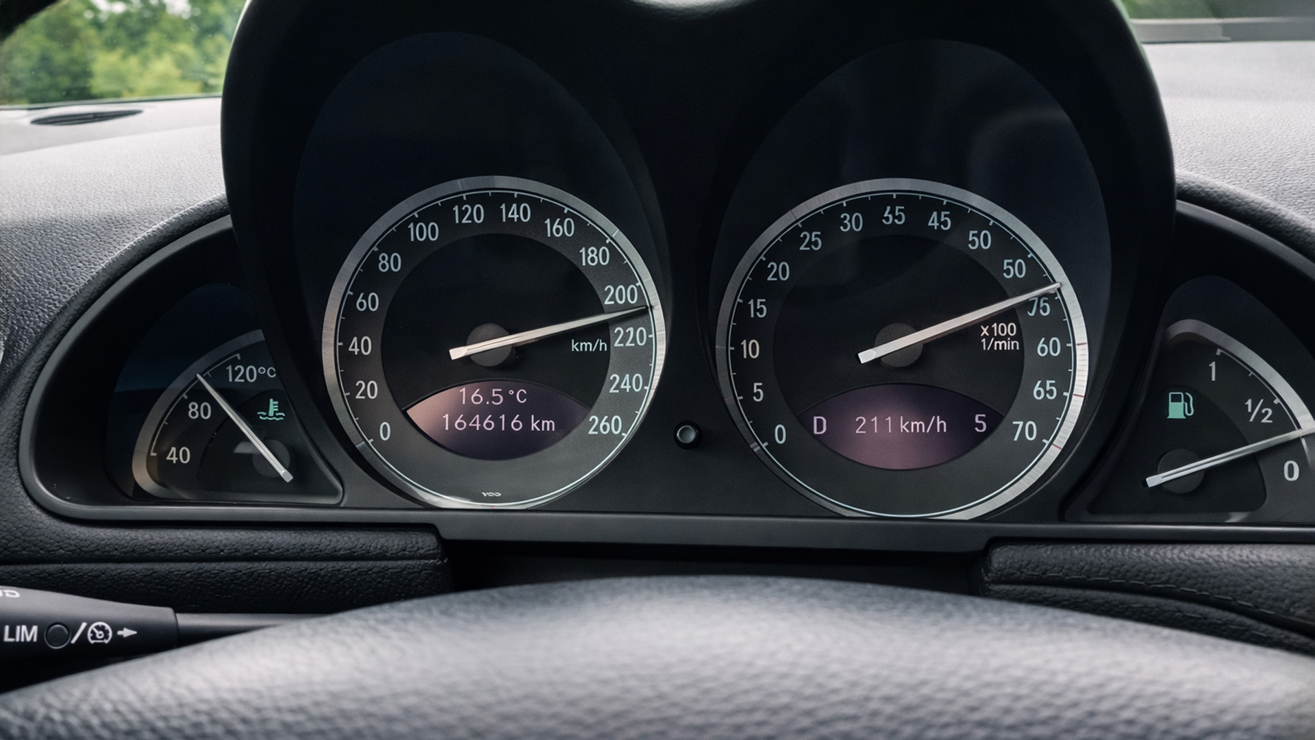 Inside look at Mercedes roadster high-speed acceleration