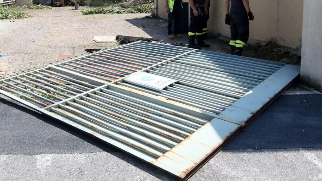 Lampedusa, cancello fuori controllo per il vento: la 52enne Angela Bono ...