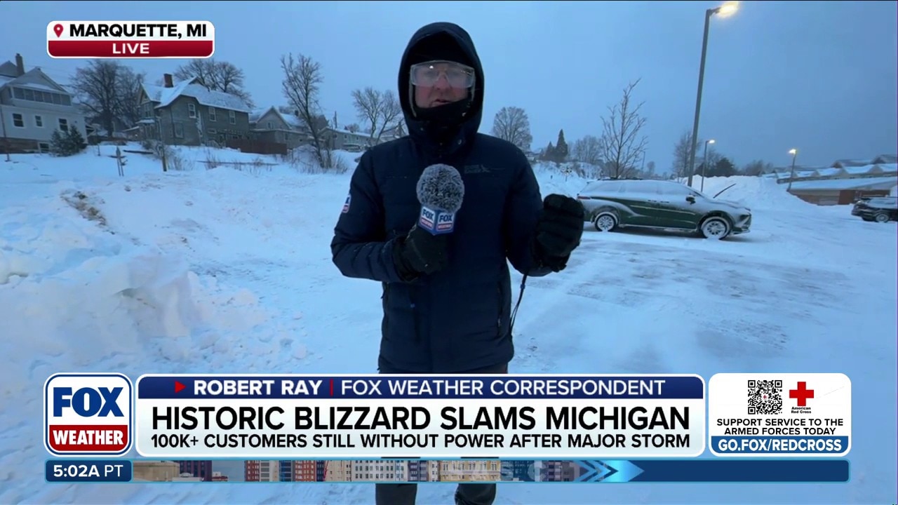 Historic blizzard buries Marquette, Michigan in 3 feet of snow, with ...